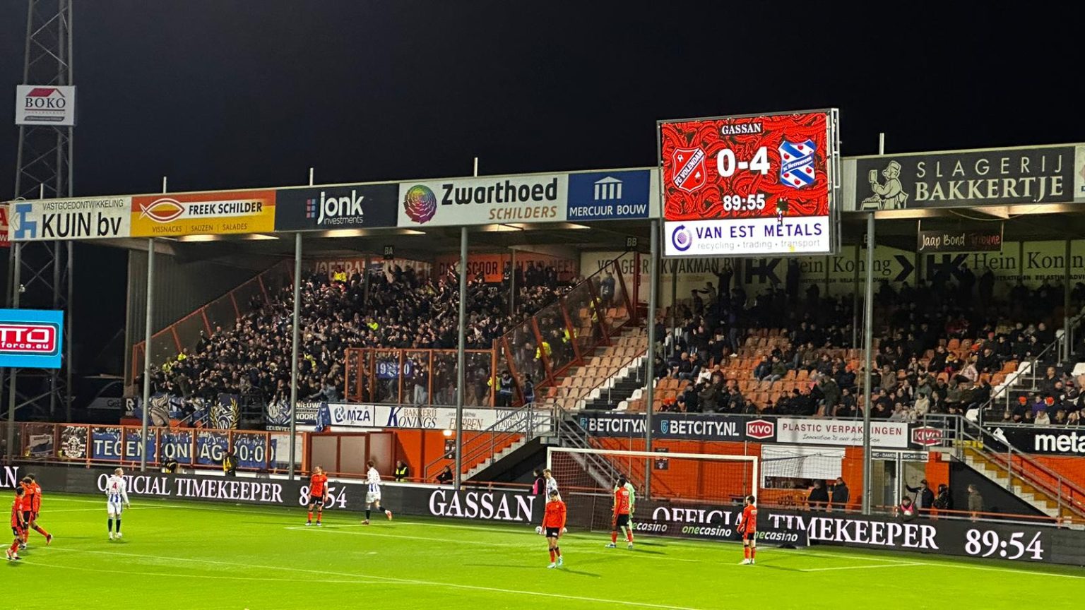 Fans FC Volendam houden ondanks malaise moed erin: "Nog klein beetje ...