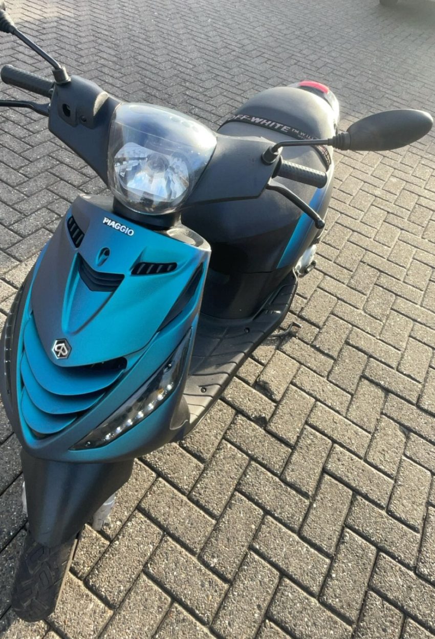 Cameleon blauw/groene scooter Piaggio Zip gestolen uit tuin