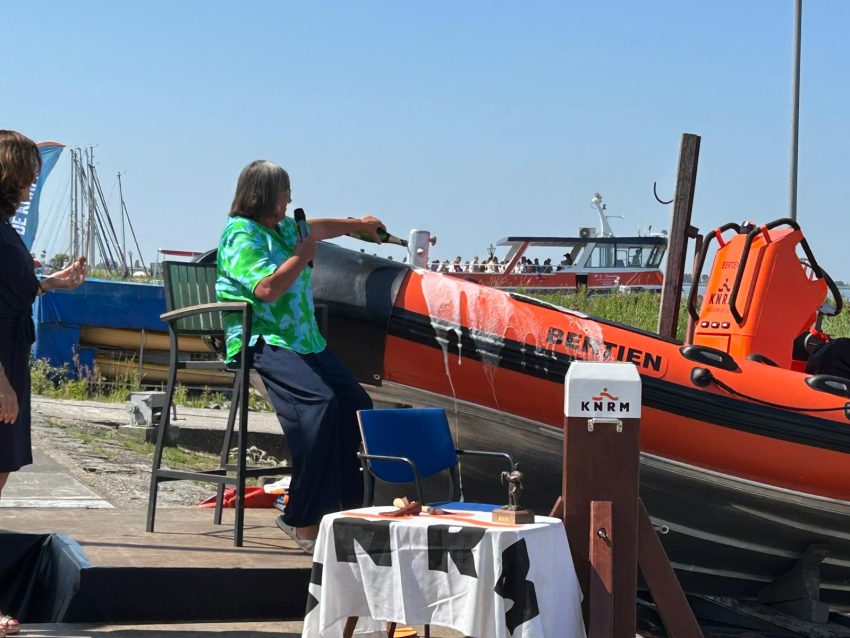 KNRM Marken neemt nieuwe reddingboot 'Bertien' in gebruik