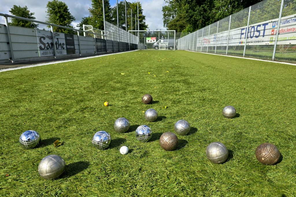 Jeu de boules-baan op kunstgras van de v.v Oosthuizen