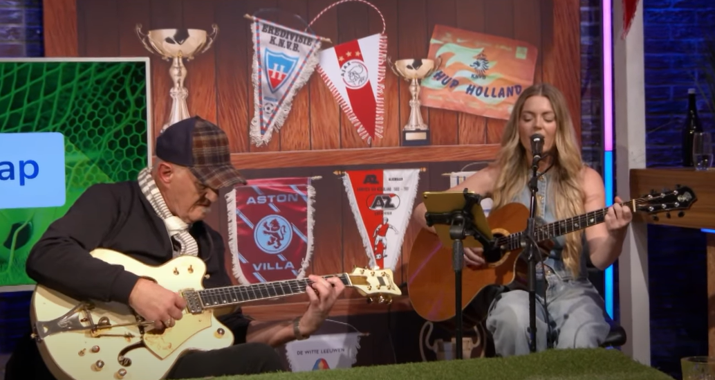 Jan Akkerman en dochter Laurie spelen en zingen like you van Adèle ...