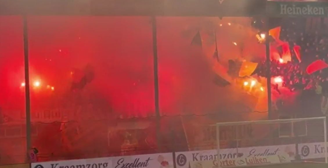 Fans FC Volendam steken groot vuurwerk af in het stadion