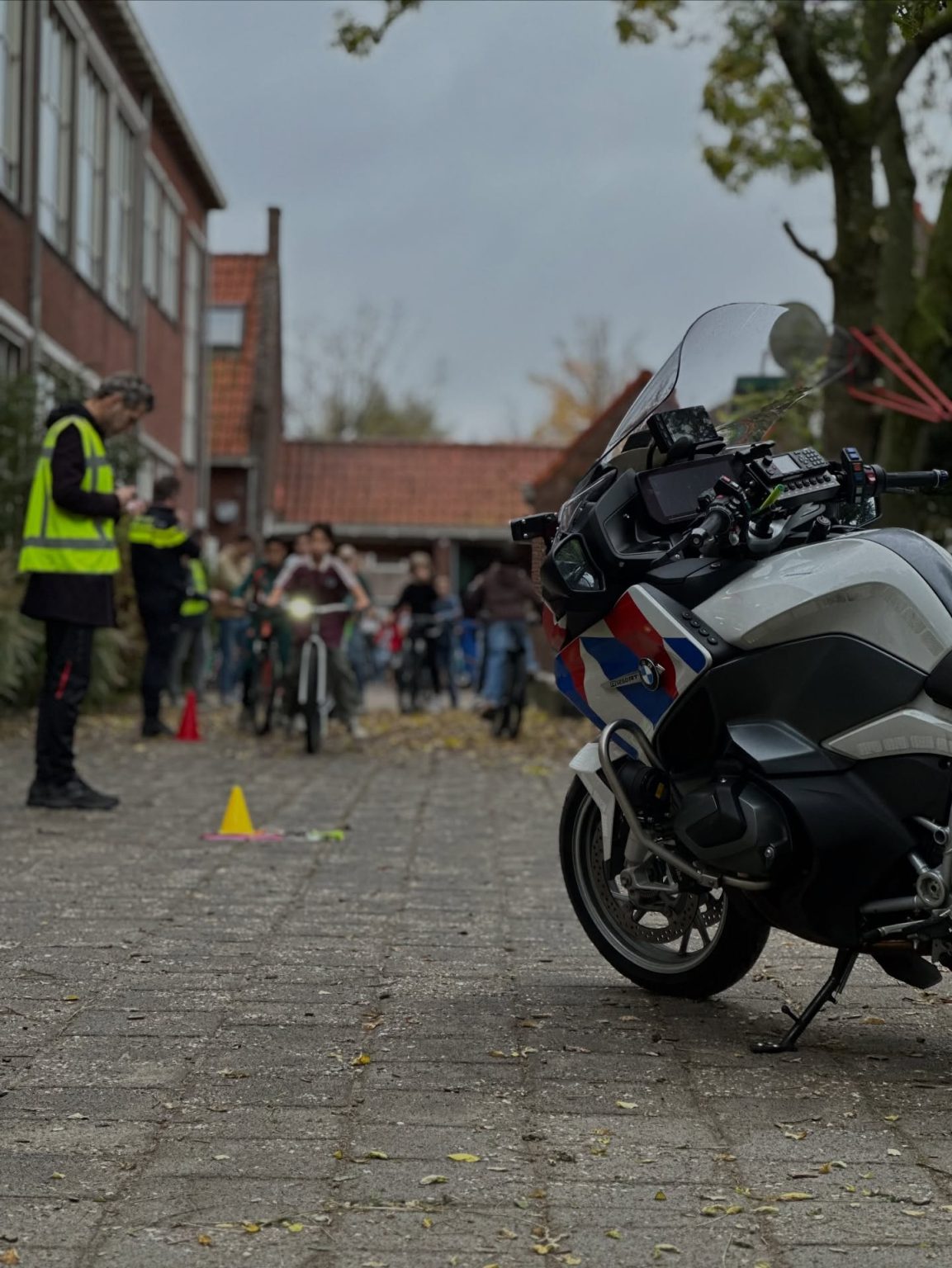 Verkeersagent op bezoek bij Nieuwe School in Edam